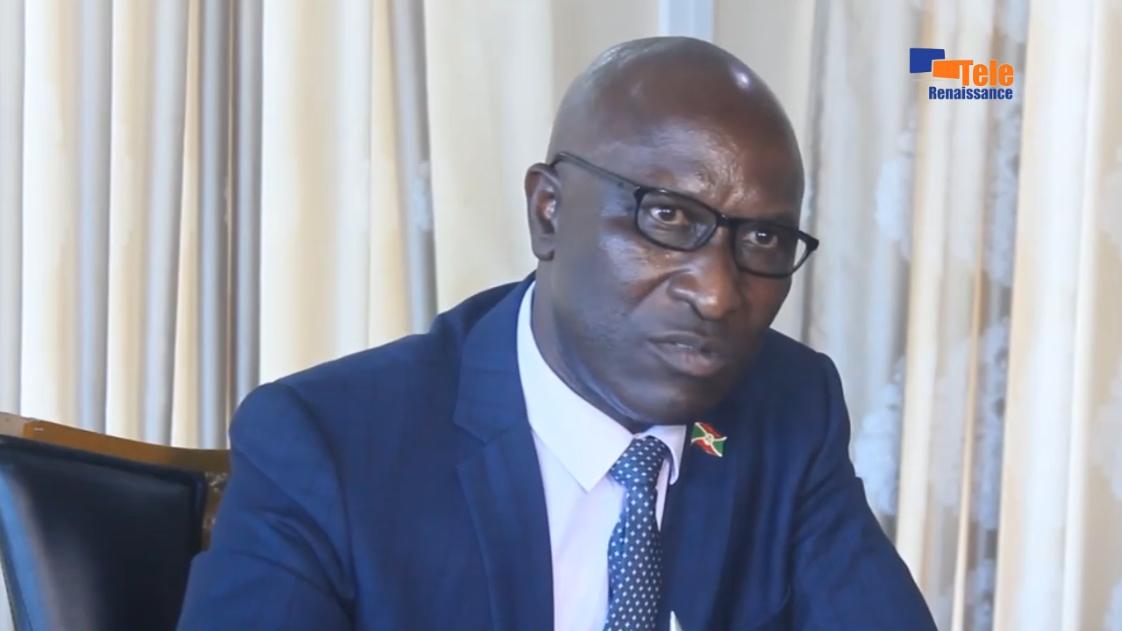 Gervais Ndirakobuca prend des mesures contre la corruption.